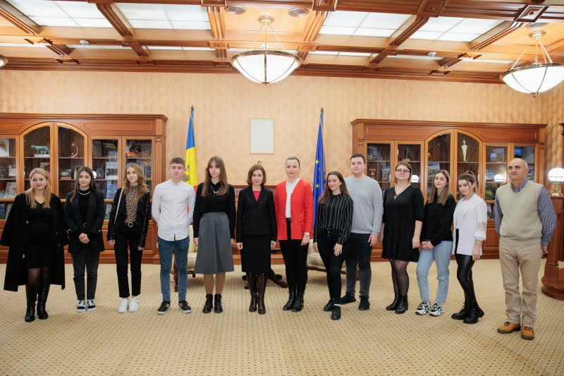 Președinta Maia Sandu i-a salutat pe elevii participanți la Campania ...