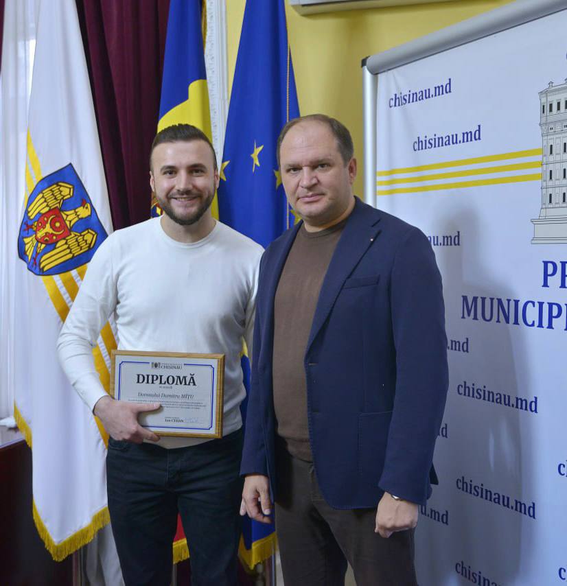 Tenorului Dumitru Mîţu, care reprezintă Republica Moldova peste hotare ... Tenorului Dumitru Mîţu, care reprezintă Republica Moldova peste hotare ...