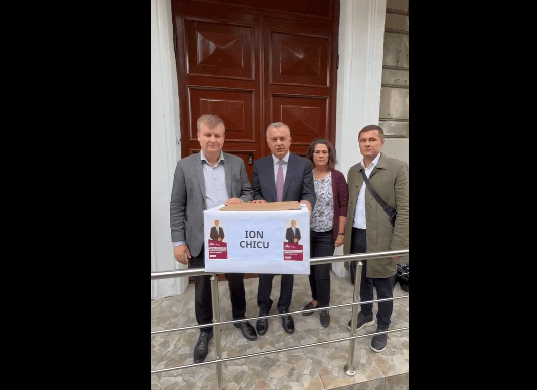 Ion Chicu depune peste 27.000 de semnături la CEC pentru înregistrarea ...
